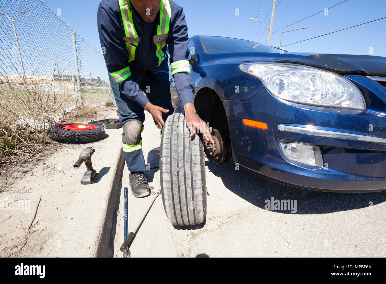 Flat tire hi-res stock photography and images - Alamy