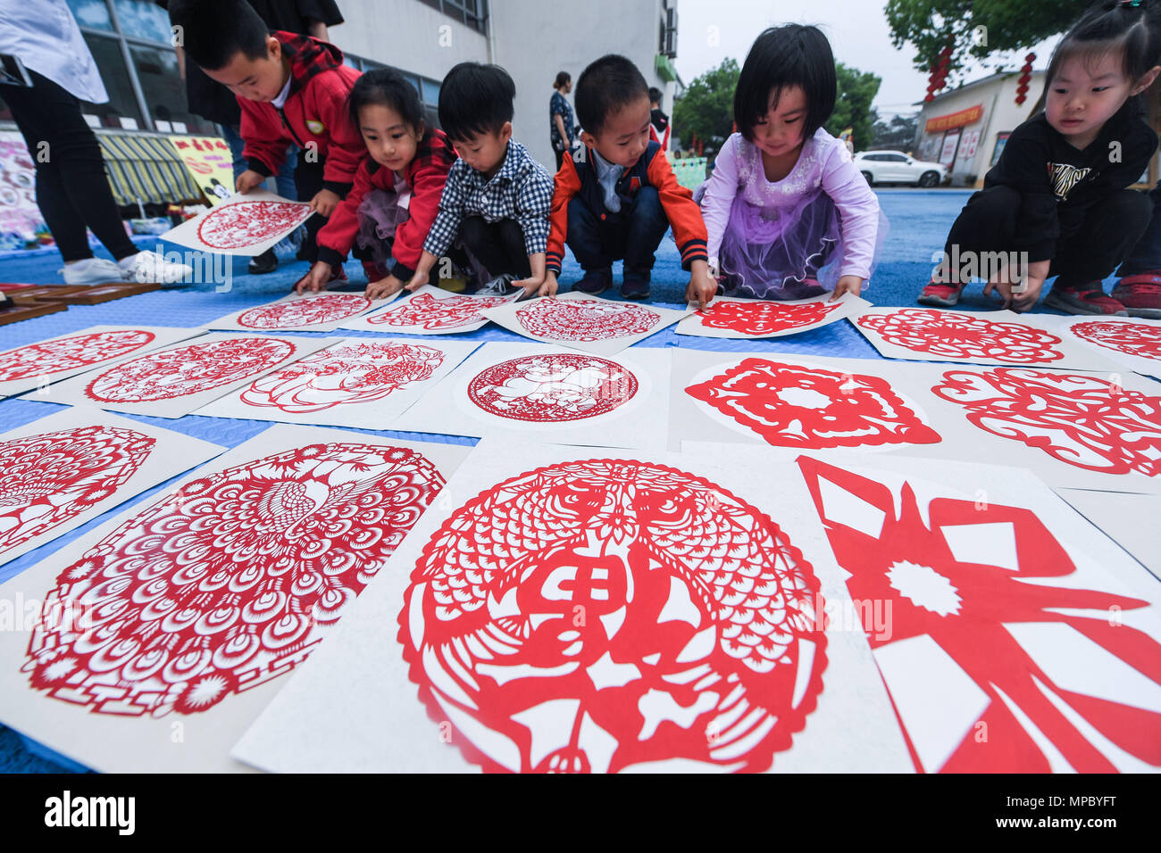 Paper cutting paper cuttings hi-res stock photography and images - Alamy