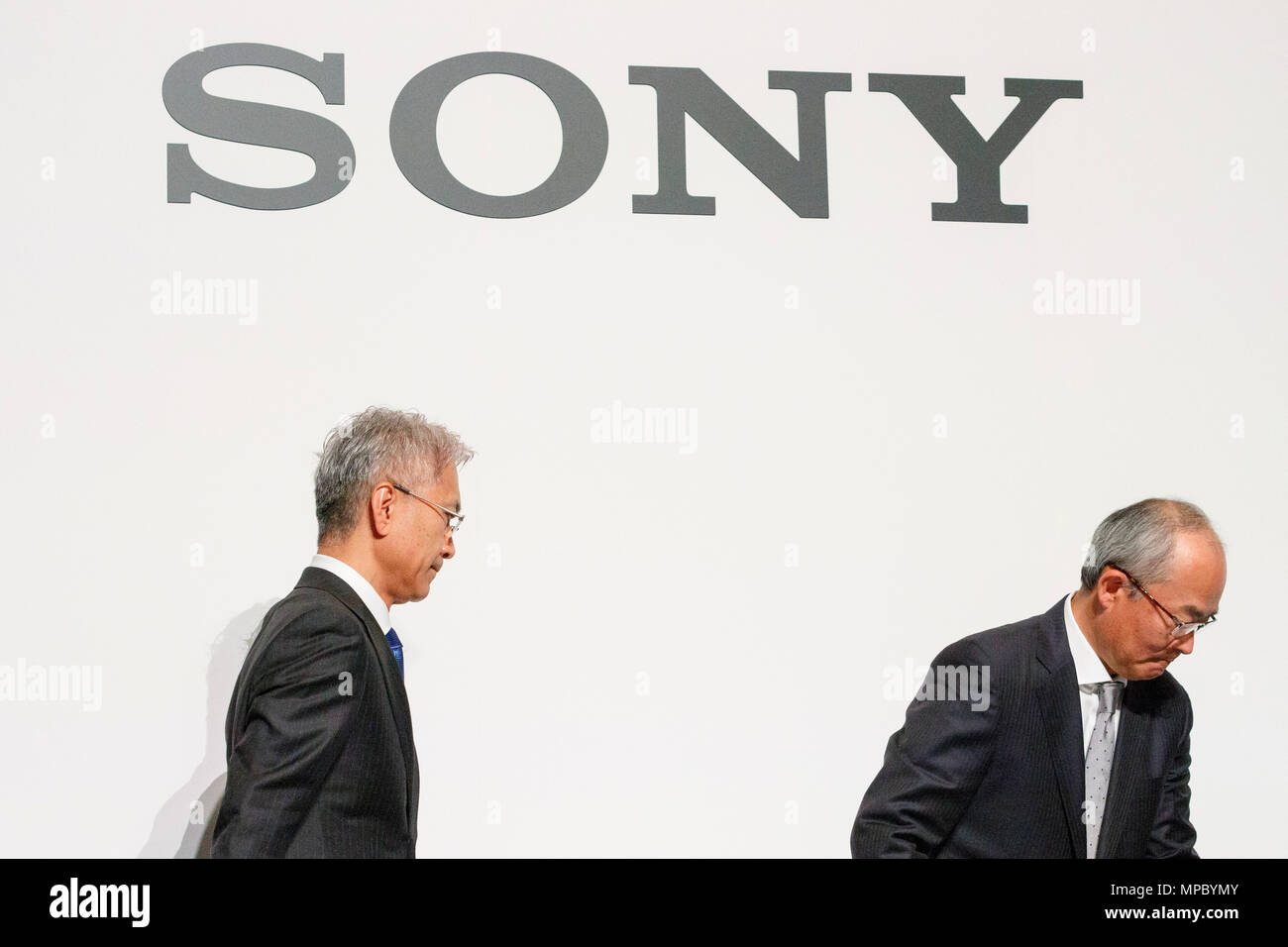 Cos logo hi-res stock photography and images - Alamy