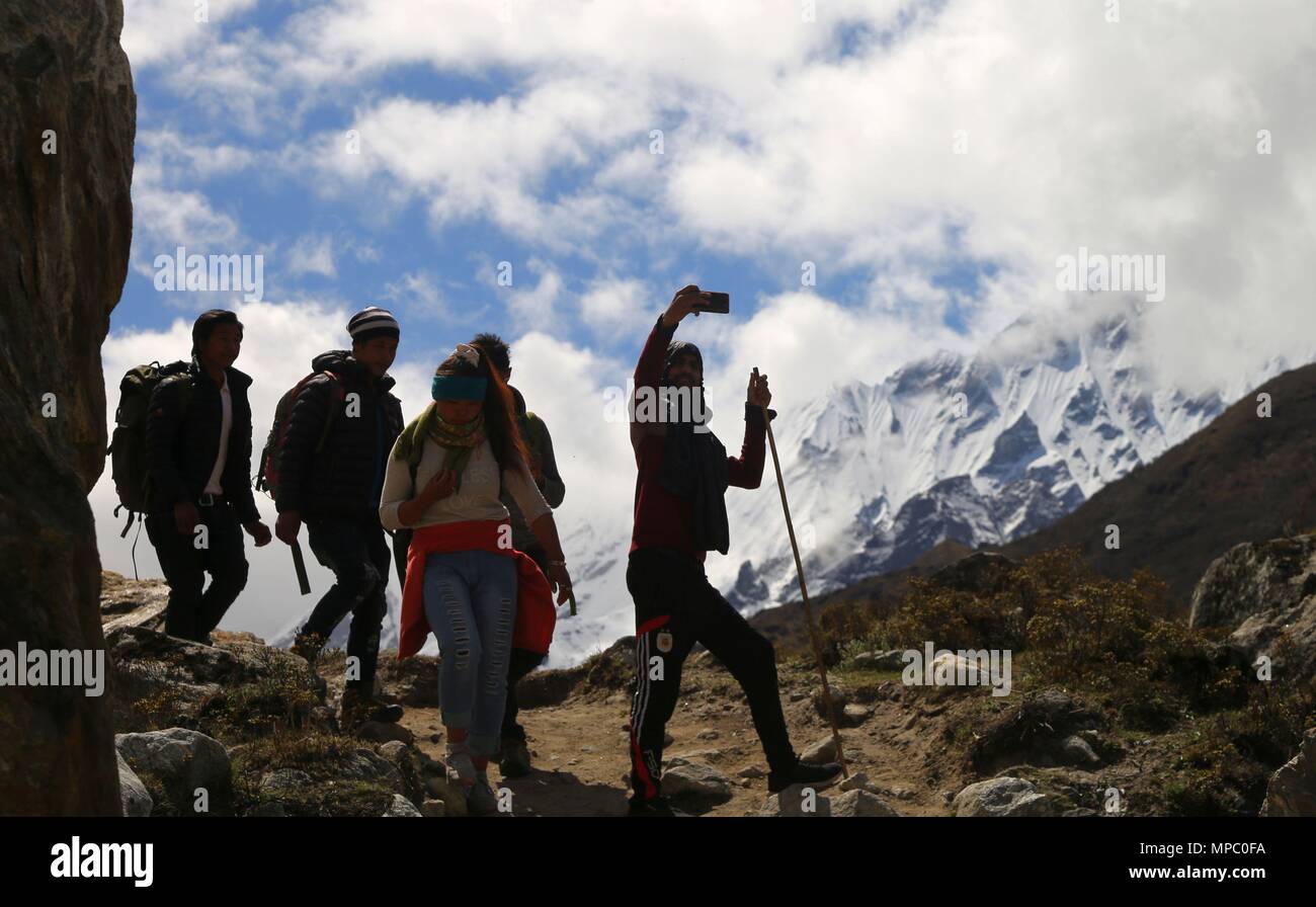 Rasuwa, Nepal. 22nd May, 2018. Tourists trek at the Langtang region in ...