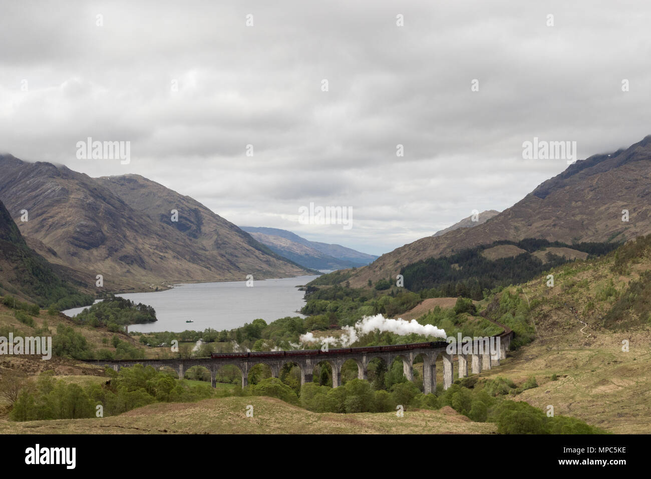 Glenfinnan, United Kingdom. 22nd May 2018. Steam locomotive 44871 pulls ...