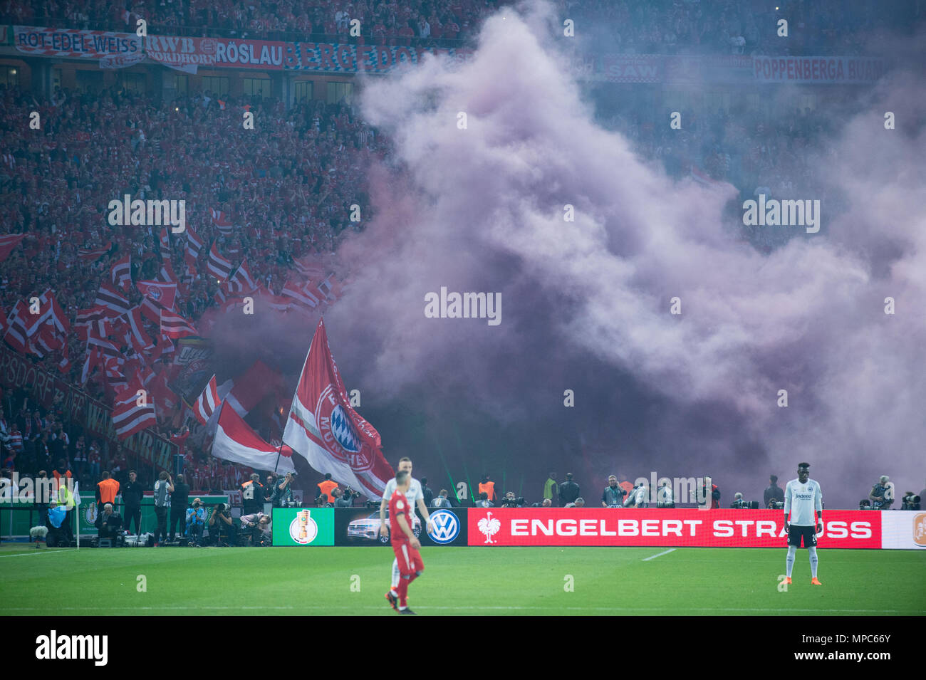 Berlin, Deutschland. 20th May, 2018. Muenchen fans ending fireworks ...