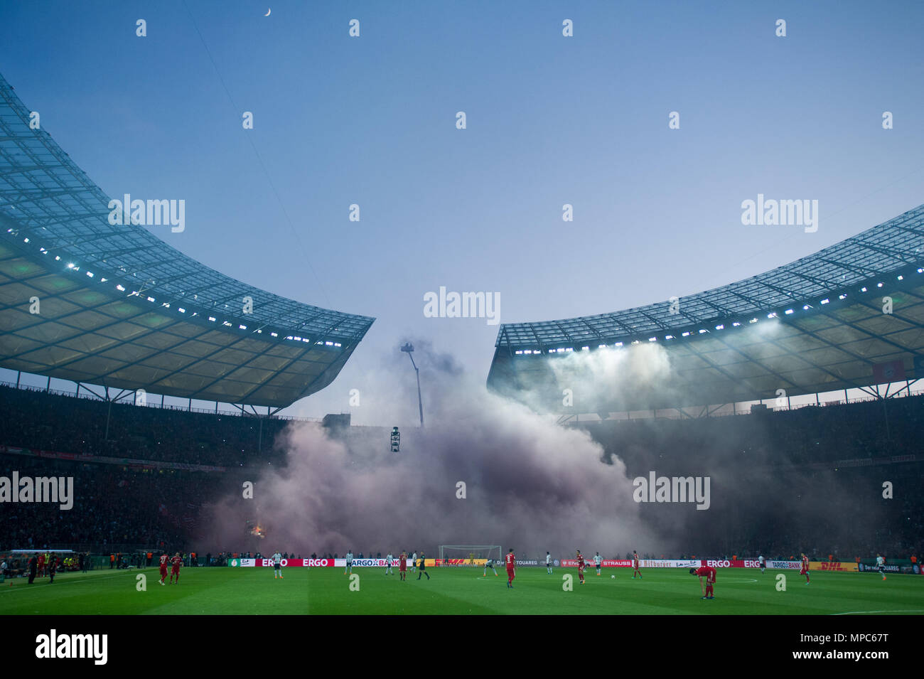 Berlin, Deutschland. 20th May, 2018. Muenchen fans ending fireworks ...