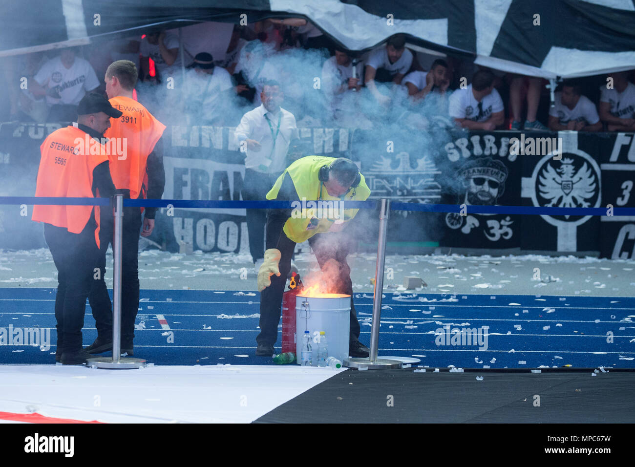Berlin, Deutschland. 20th May, 2018. A folder deletes a Bengali light ...