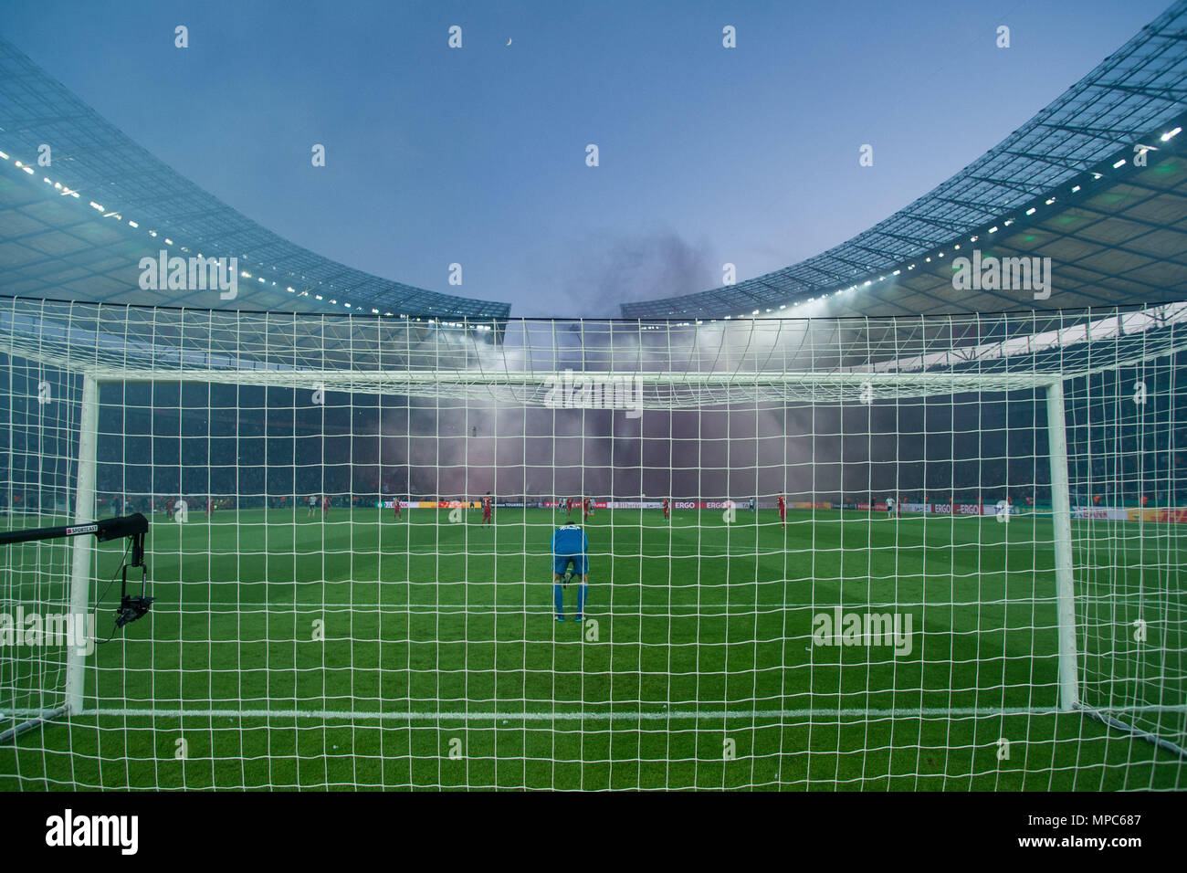 Berlin, Deutschland. 20th May, 2018. Muenchen fans ending fireworks ...
