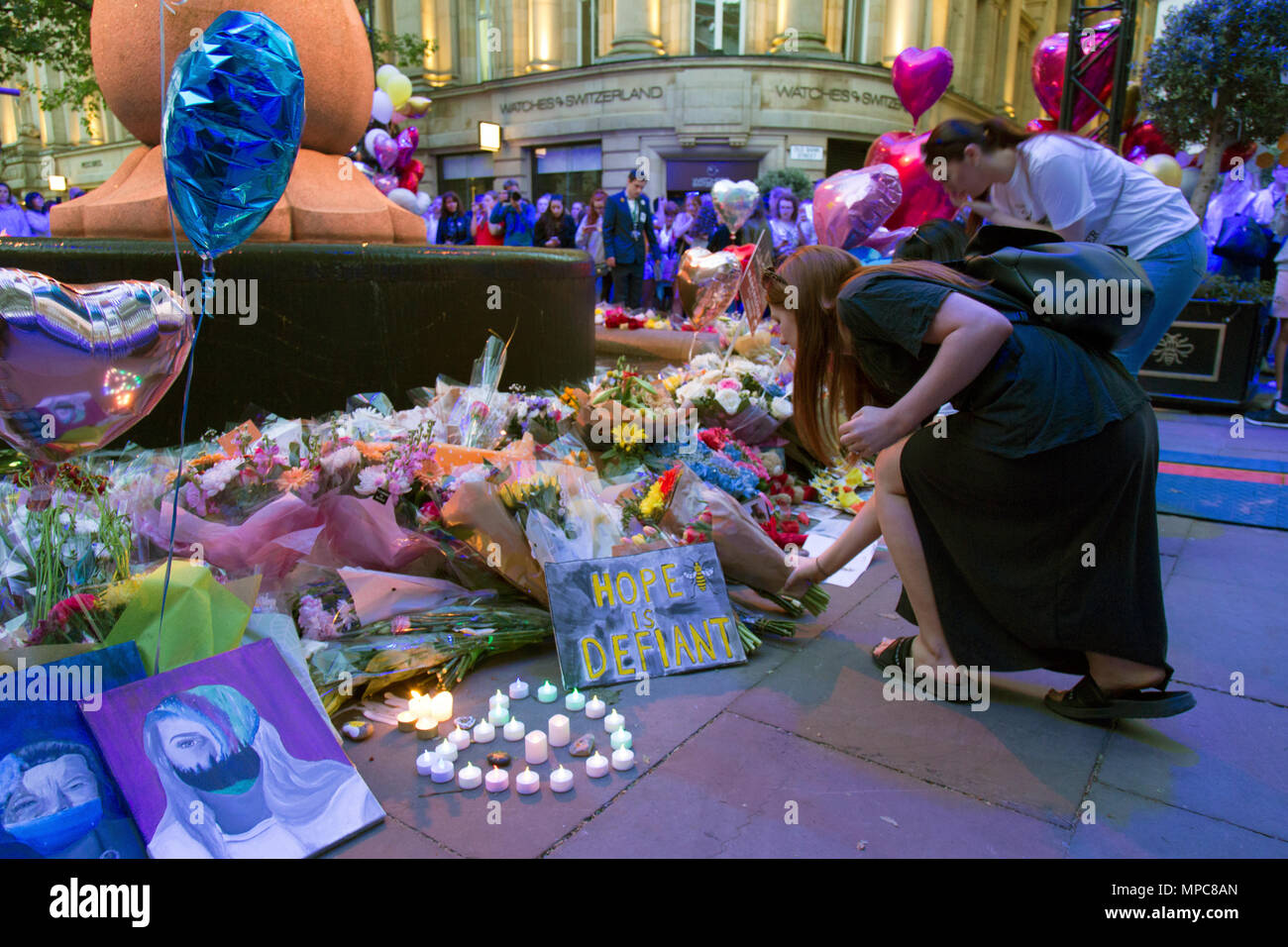 Manchester arena bombing ariana grande hi-res stock photography and ...