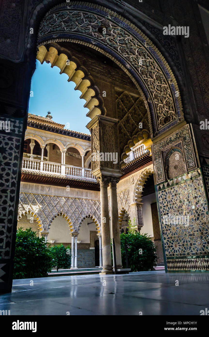 Alcazar of Sevilla patio in the summer with decorated walls Stock Photo ...