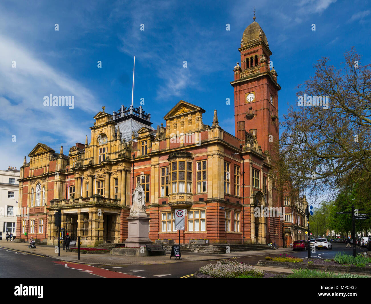 Statue Queen Victoria in front of magnificent Town Hall building Royal ...