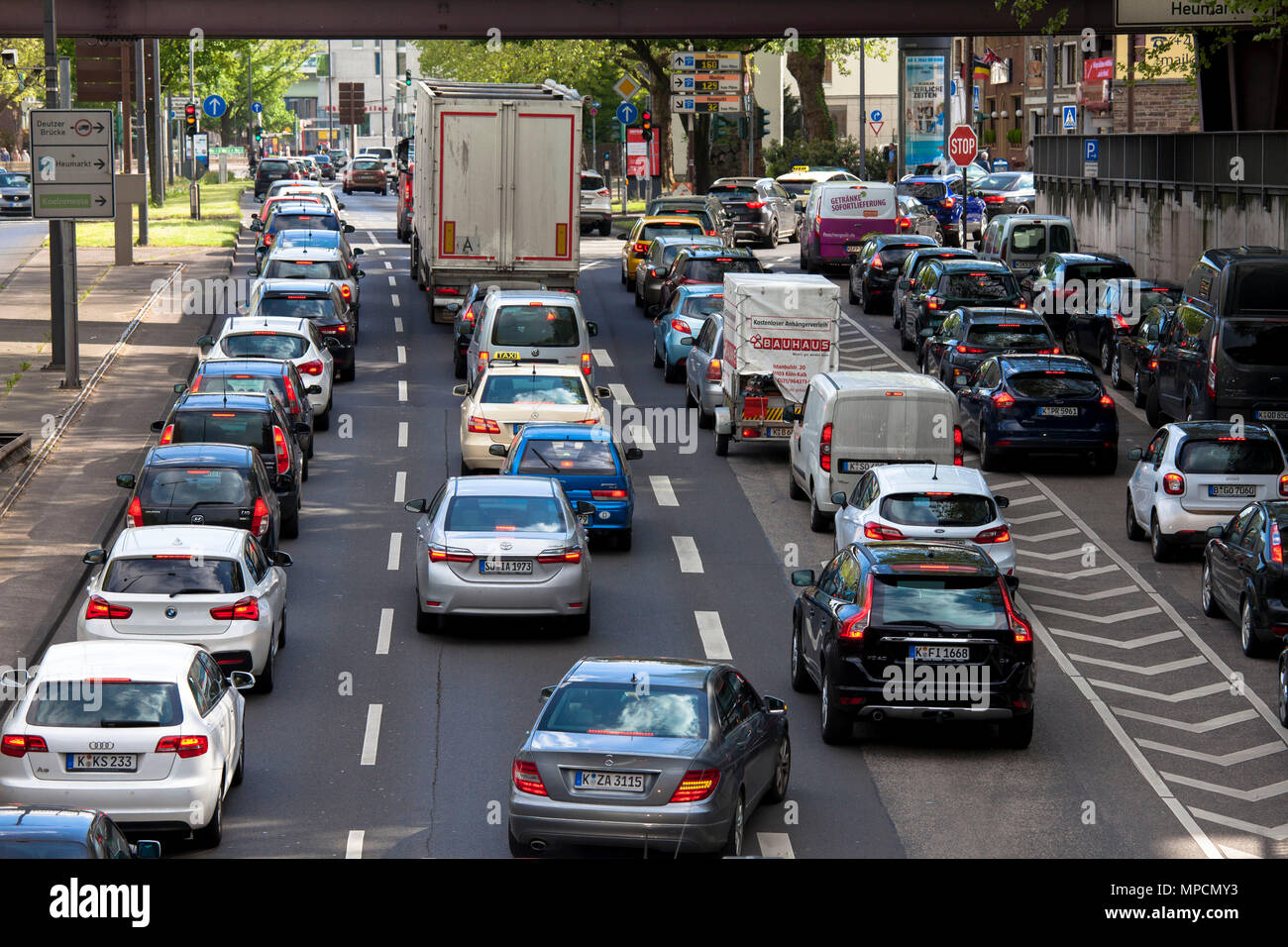Strassenverkehr hi-res stock photography and images - Alamy