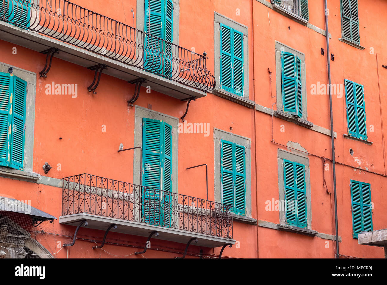 Exterior of traditional Italian buildings with green shutters in Pisa ...