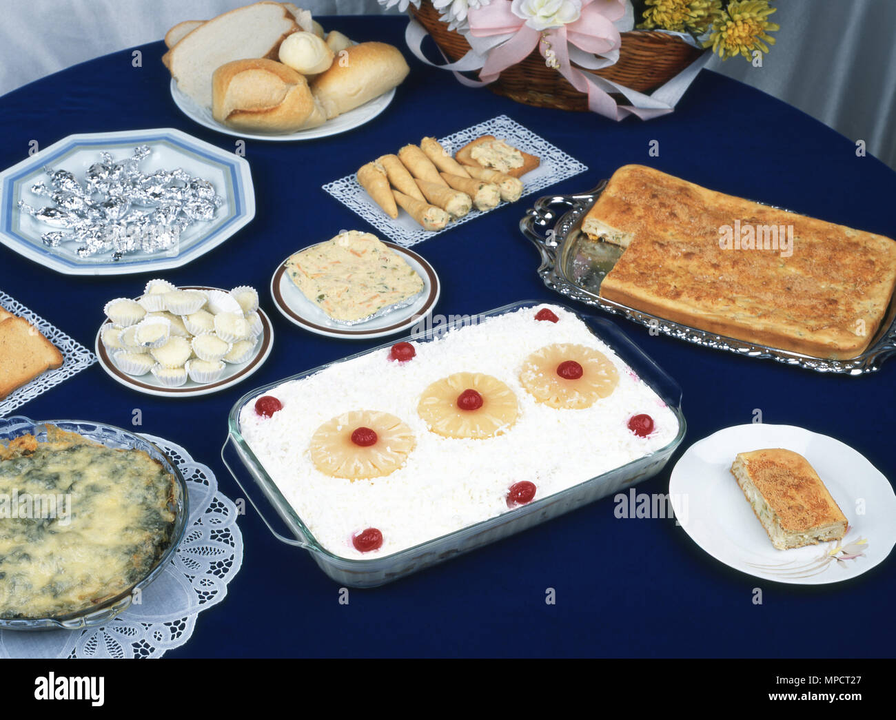 Buns cakes plates hi-res stock photography and images - Alamy