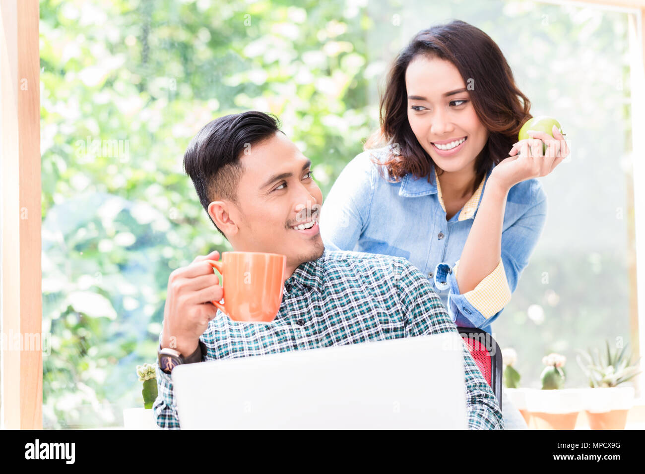 Relaxed friendly environment hi-res stock photography and images - Alamy