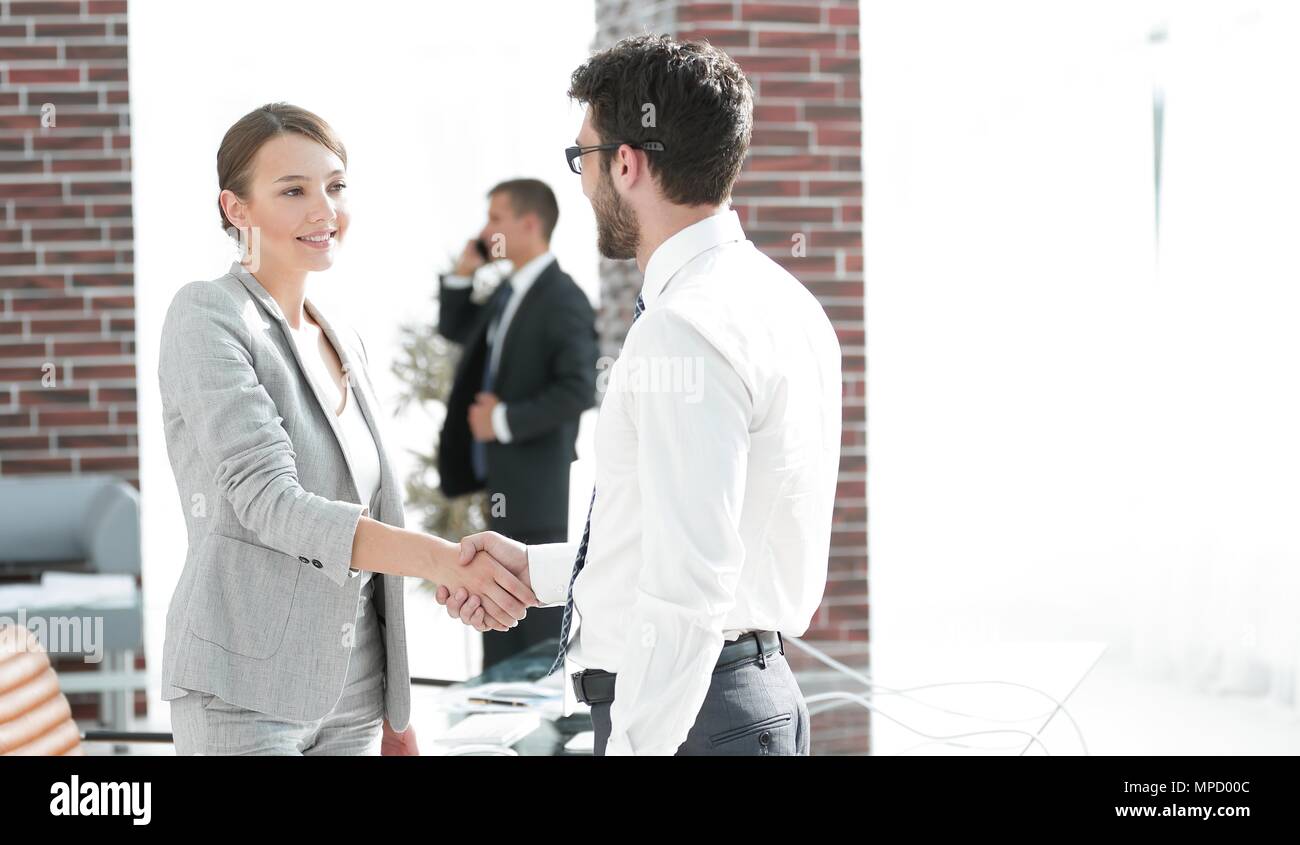 welcome and handshake business partners Stock Photo - Alamy