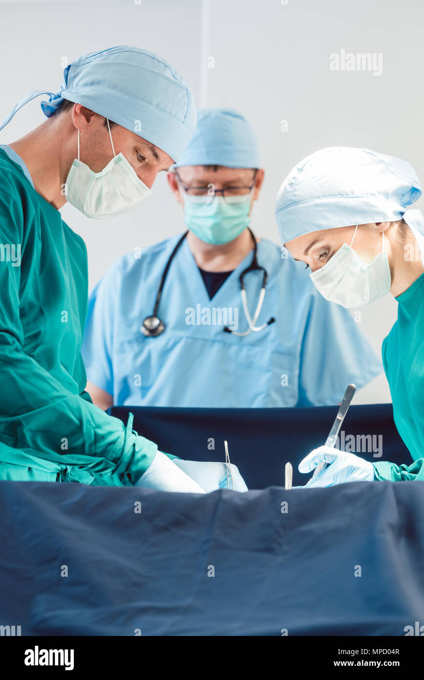 Doctor operation hi-res stock photography and images - Alamy