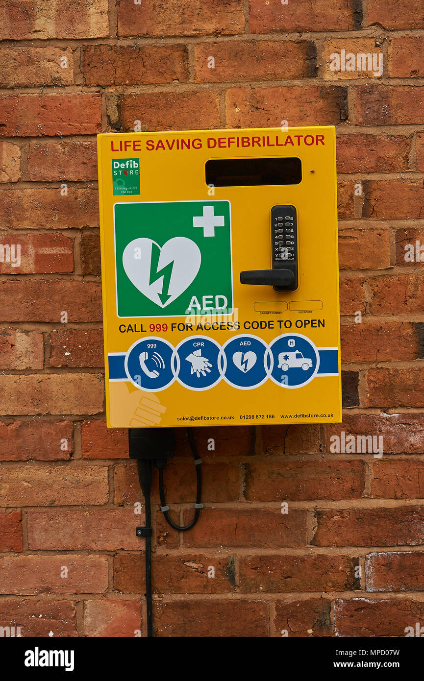 Wall mounted defibrillator hi-res stock photography and images - Alamy