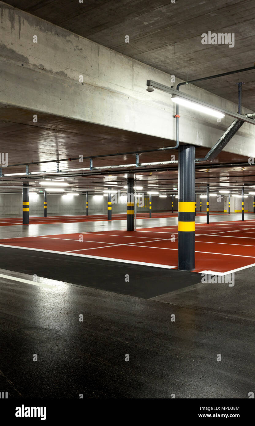 Underground parking signs hi-res stock photography and images - Alamy