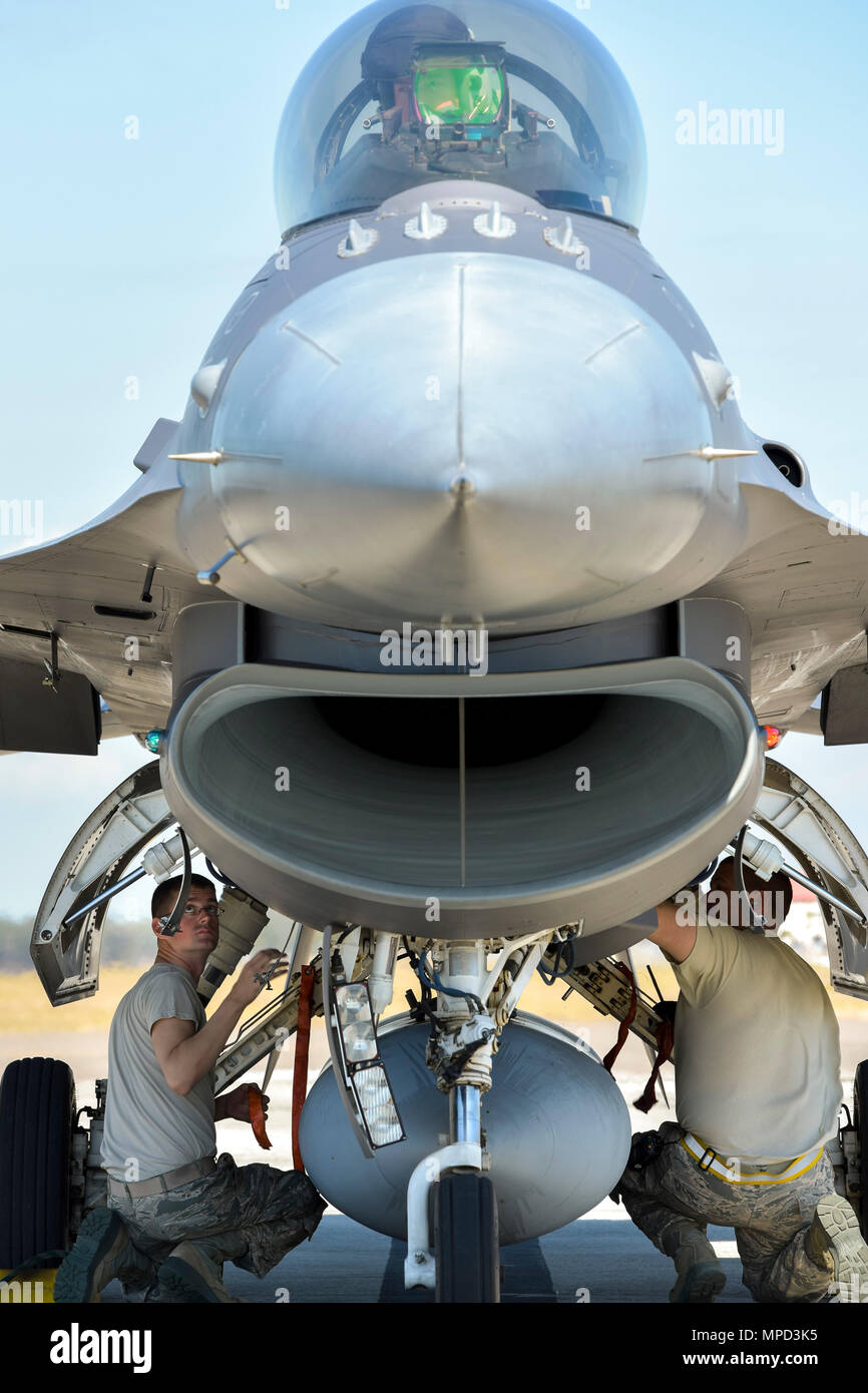 F-16 crew chiefs assigned to the 180th Fighter Wing, Ohio Air National ...