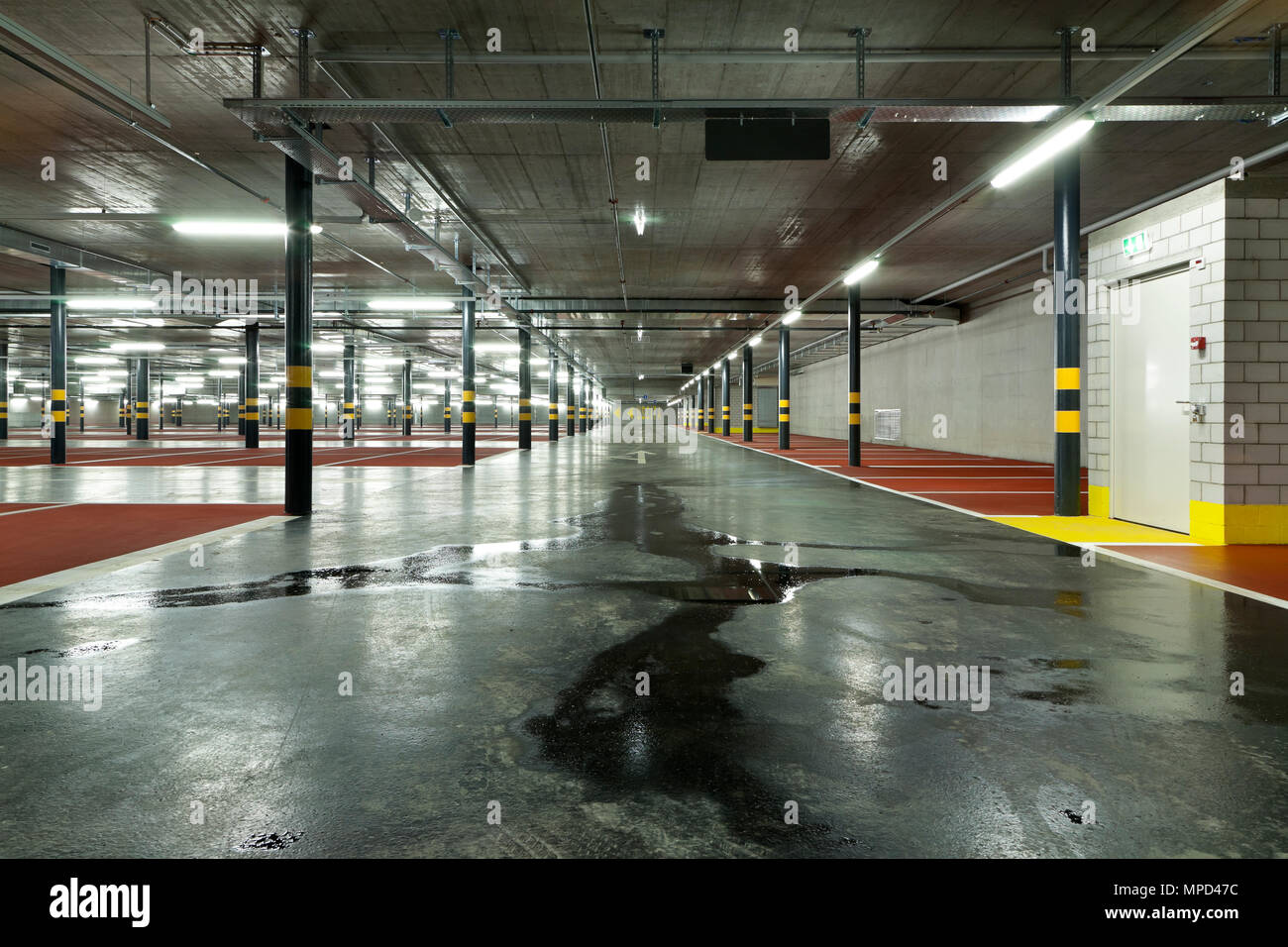 Underground parking signs hi-res stock photography and images - Alamy