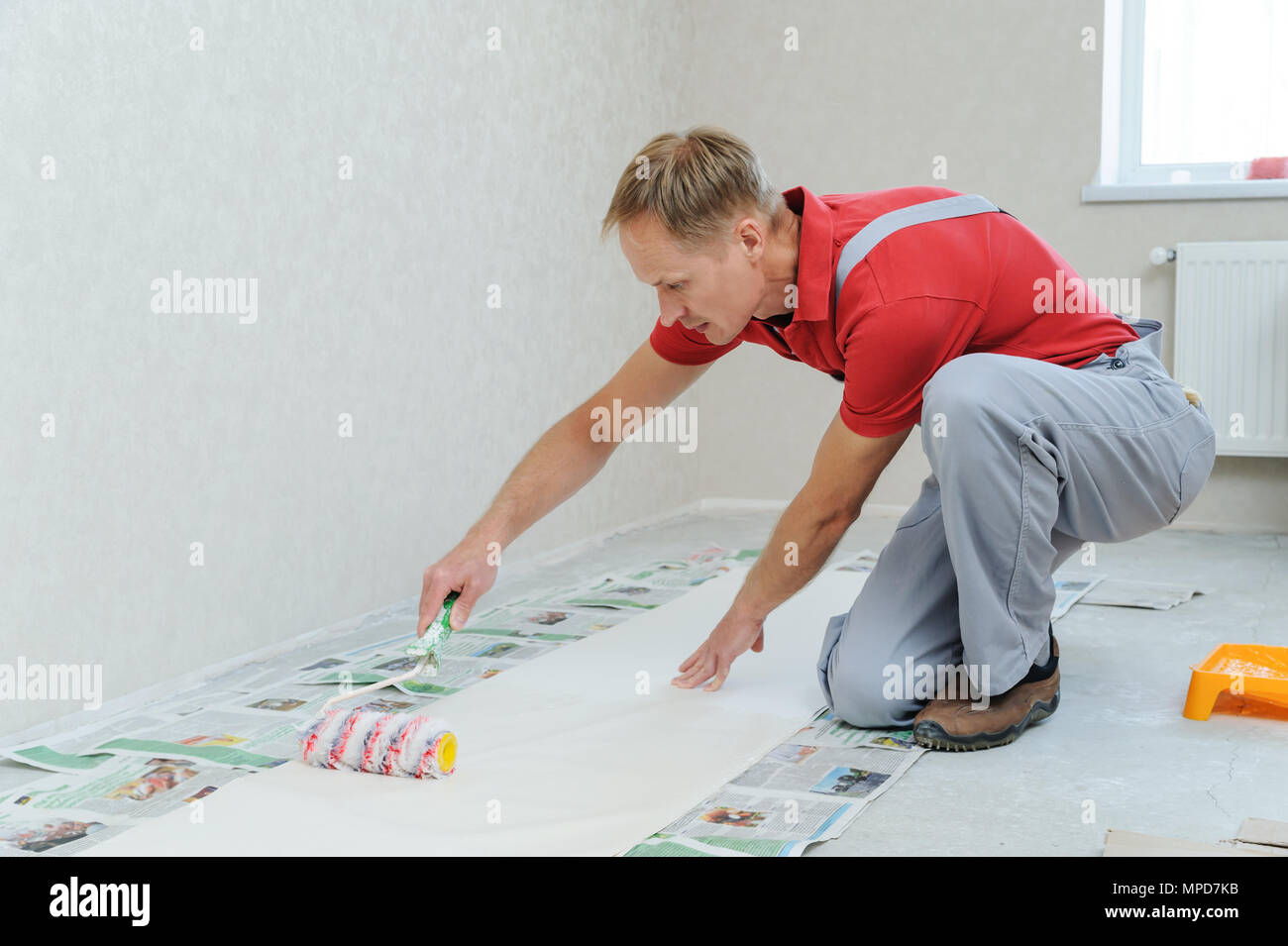 Hand using glue hi-res stock photography and images - Alamy