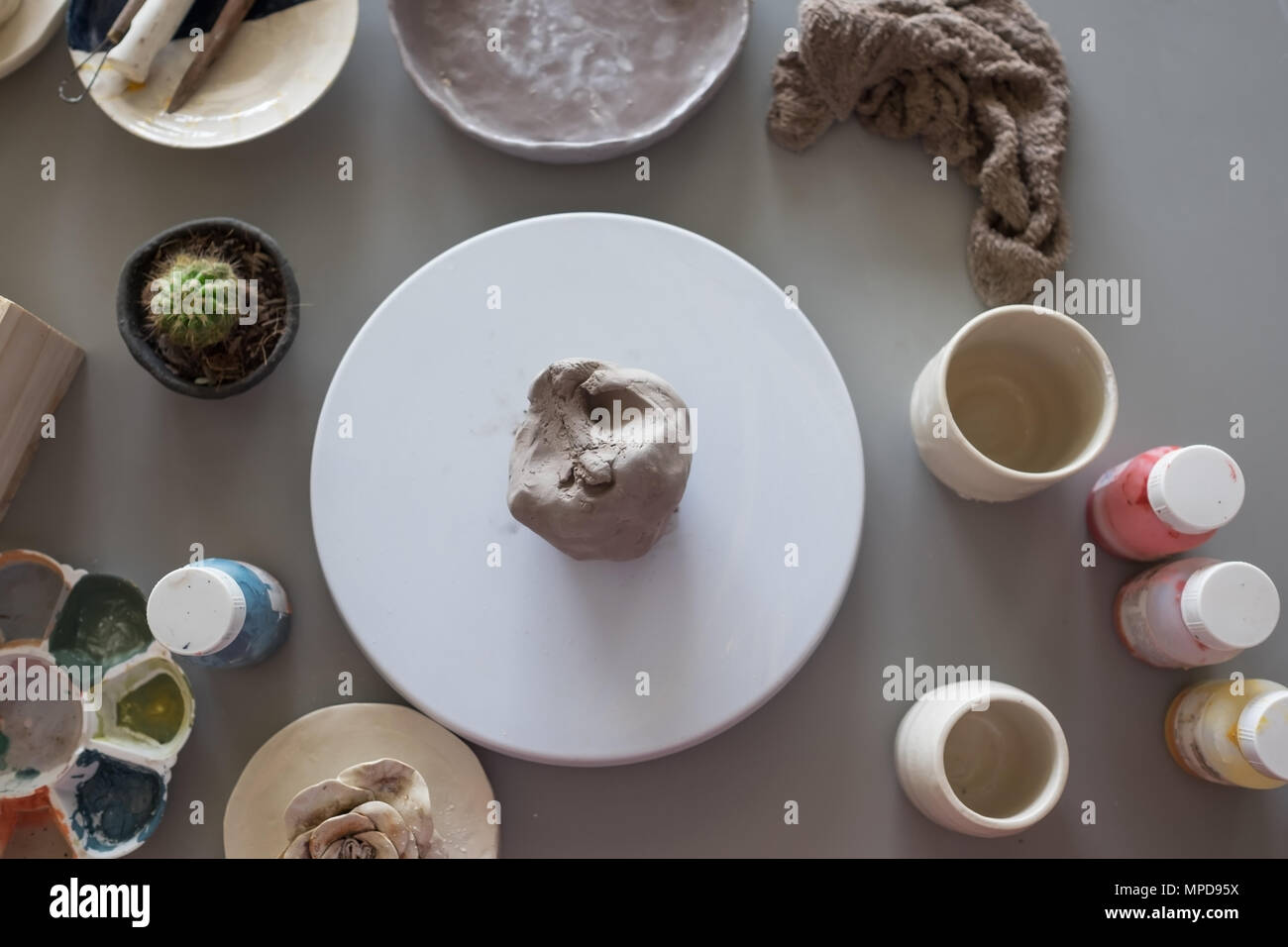 Making clay plate hi-res stock photography and images - Alamy