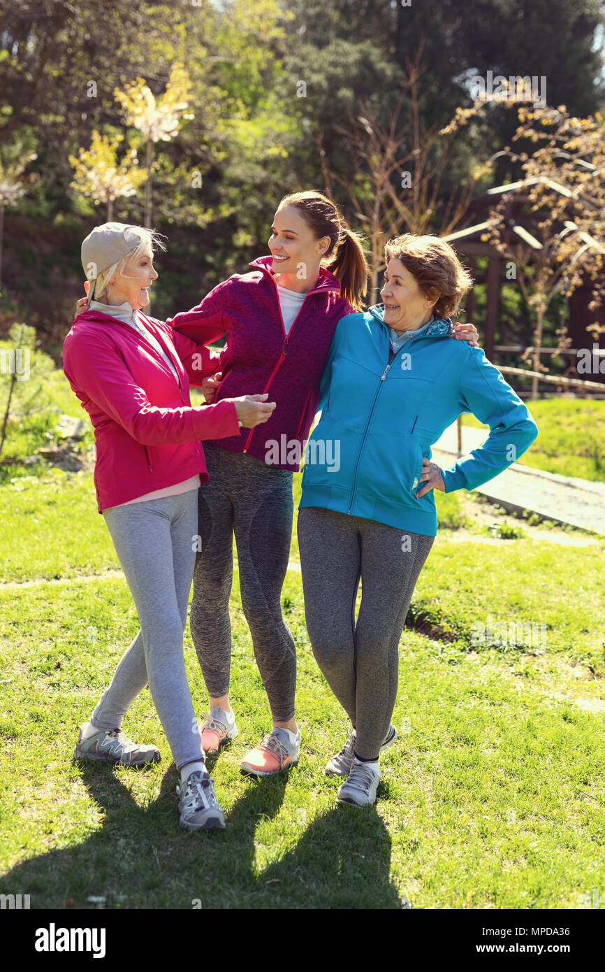 Athletes hugging hi-res stock photography and images - Alamy