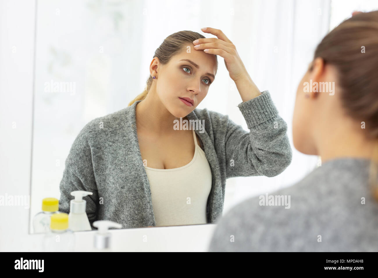 Noticing woman hi-res stock photography and images - Alamy