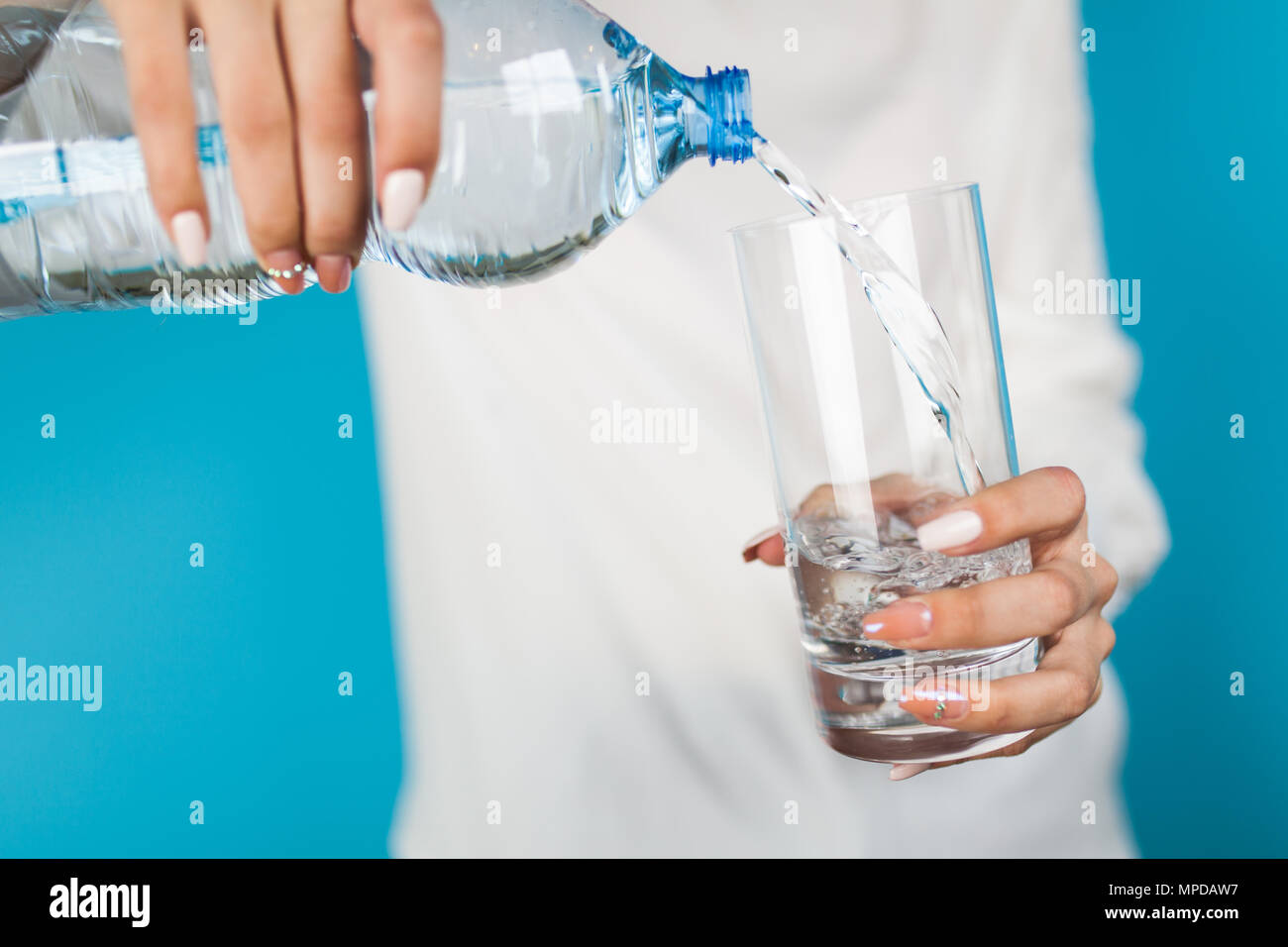 Water filling glass hi-res stock photography and images - Alamy