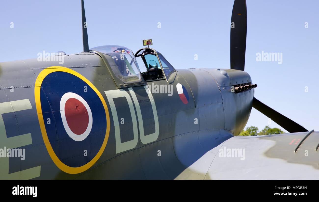 Merlin spitfire rolls royce v12 static engine hi-res stock photography ...