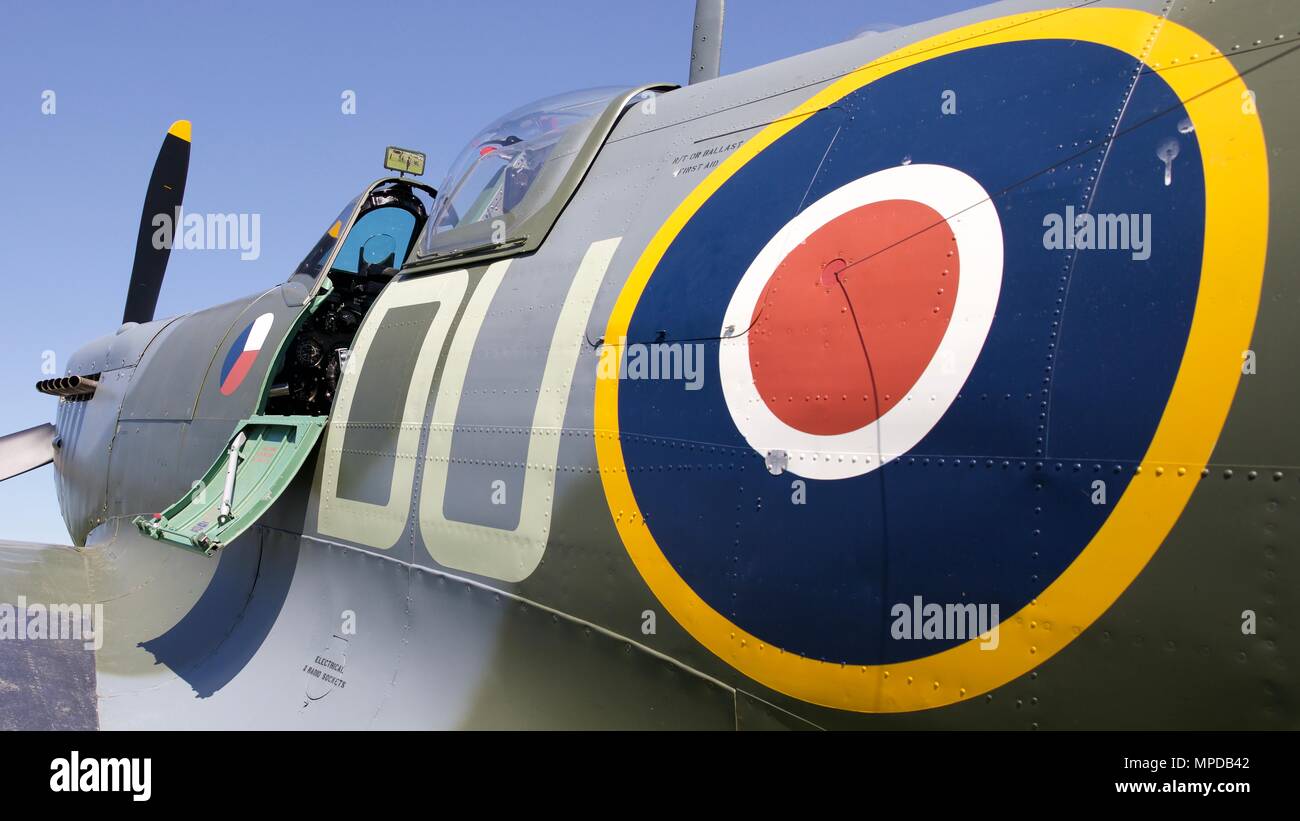 Supermarine Spitfire AR501 on static display at Shuttleworth evening ...