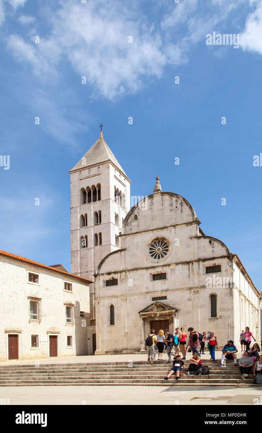 Holiday makers tourists and sightseers relaxing enjoying the spring ...