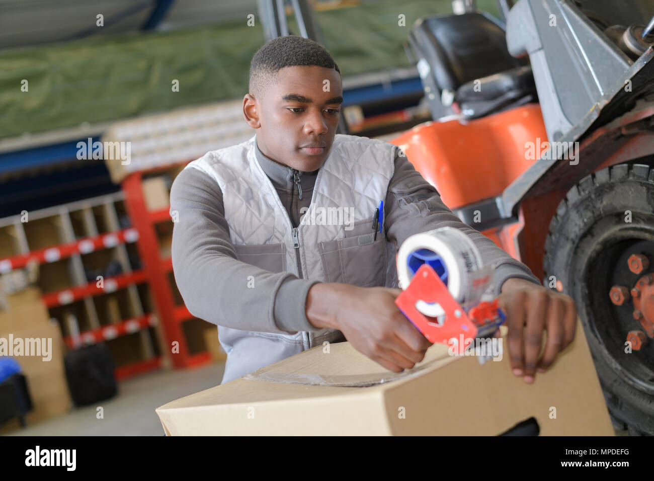 Warehouse worker taping box hi-res stock photography and images - Alamy