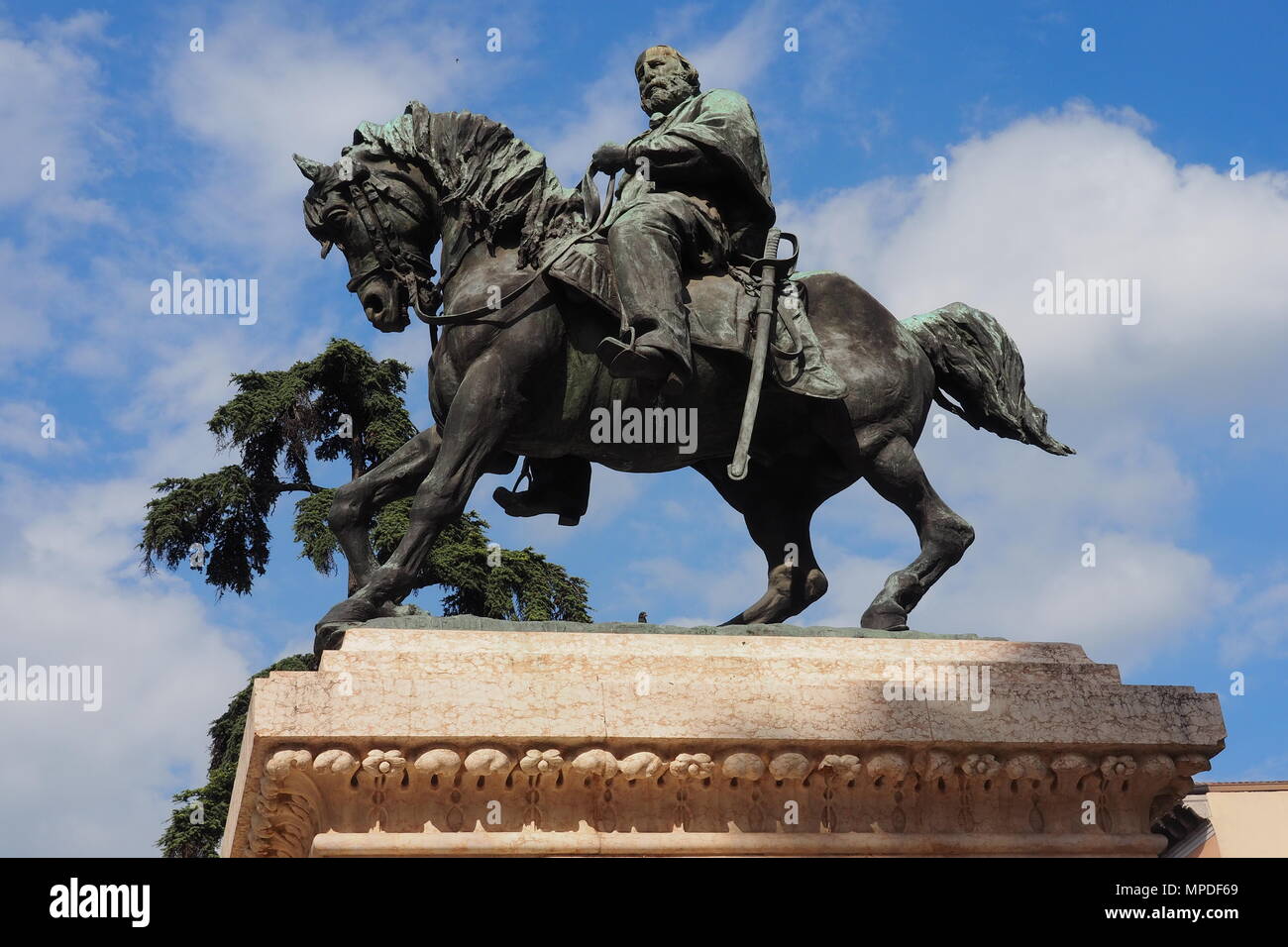 Giuseppe Garibaldi bronze statue in Verona Stock Photo - Alamy