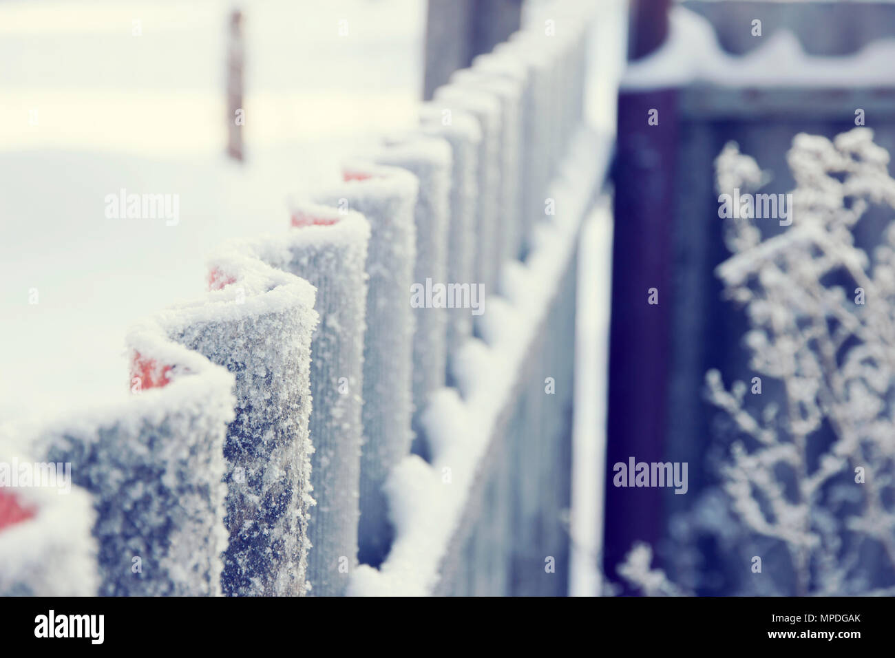 Wavy fence hi-res stock photography and images - Alamy