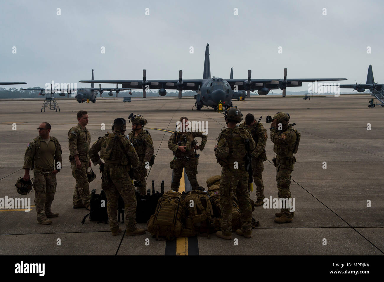 Special operations surgical team hi-res stock photography and images ...