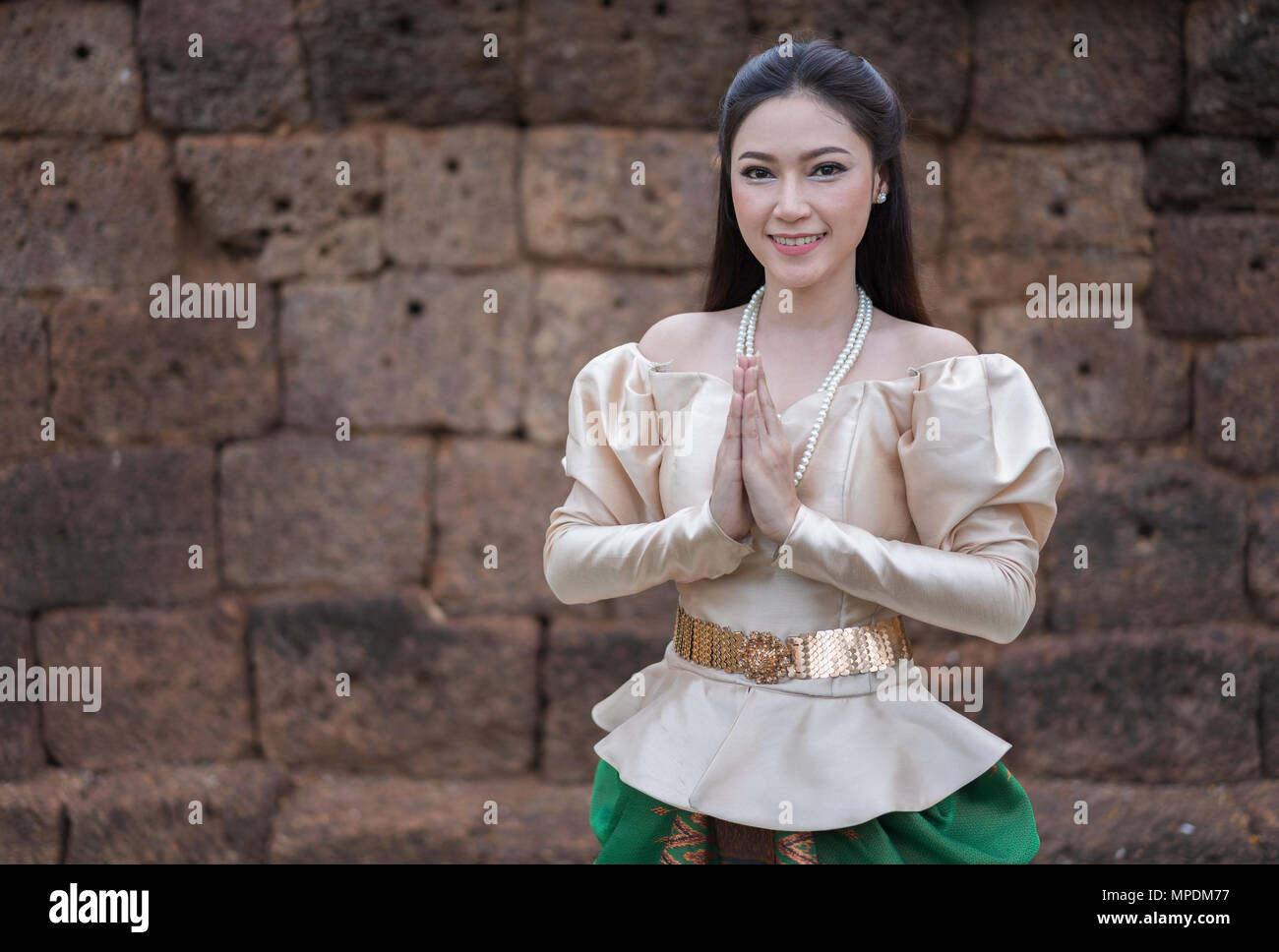 beautiful woman in Thai traditional dress is pay respect Stock Photo ...