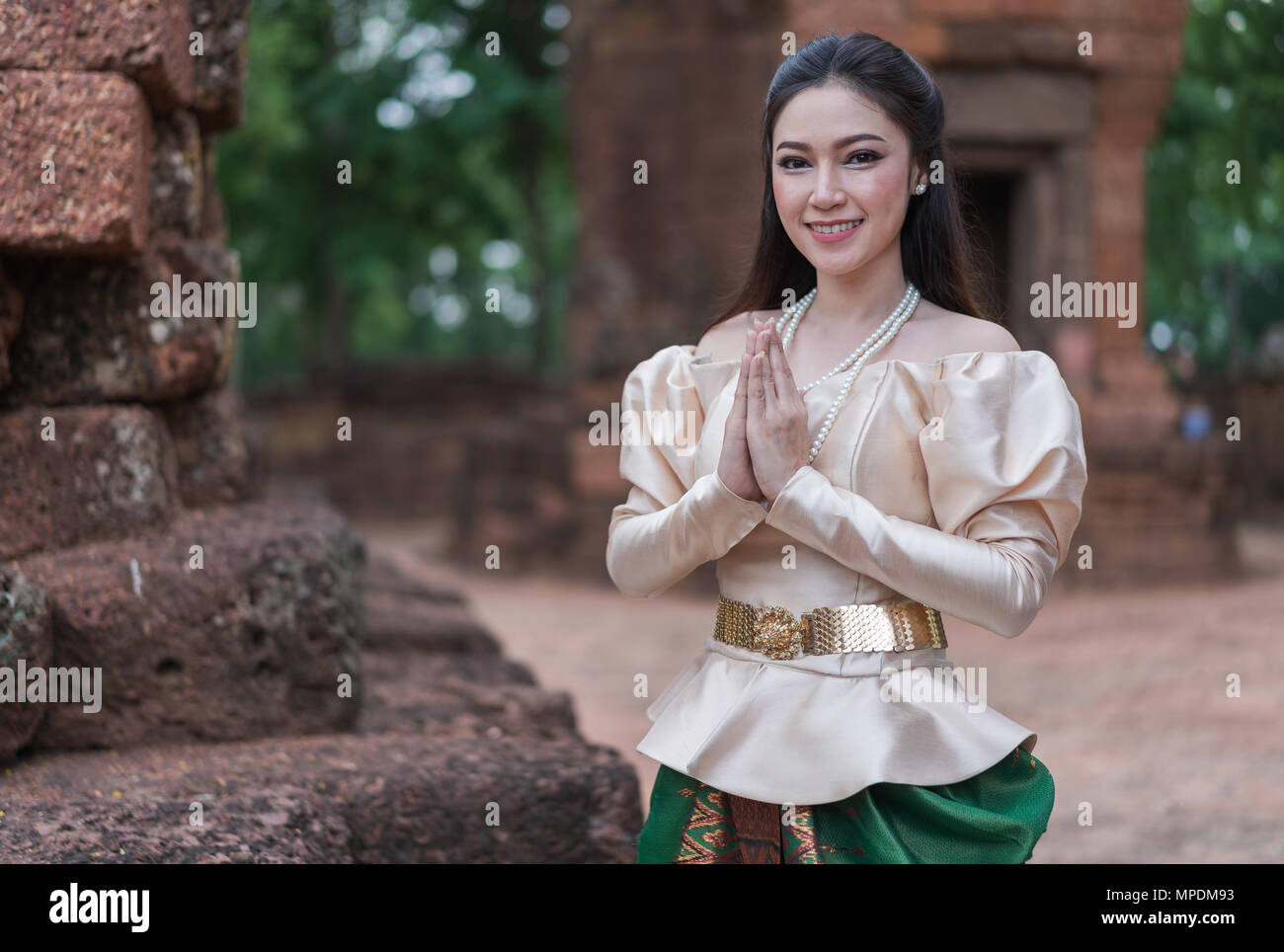 beautiful woman in Thai traditional dress is pay respect Stock Photo ...
