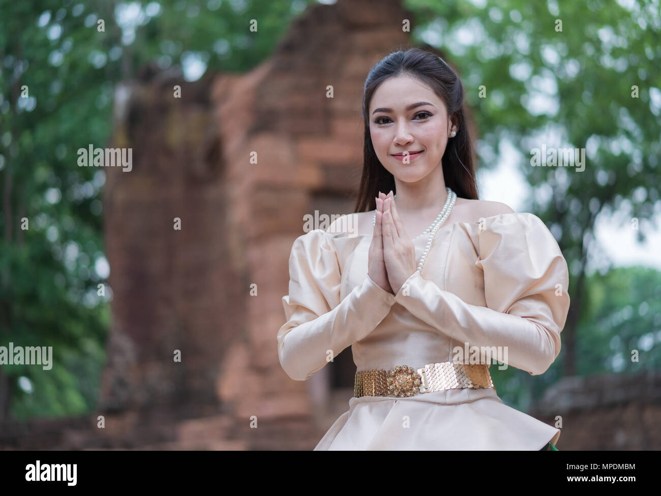 beautiful woman in Thai traditional dress is pay respect Stock Photo ...