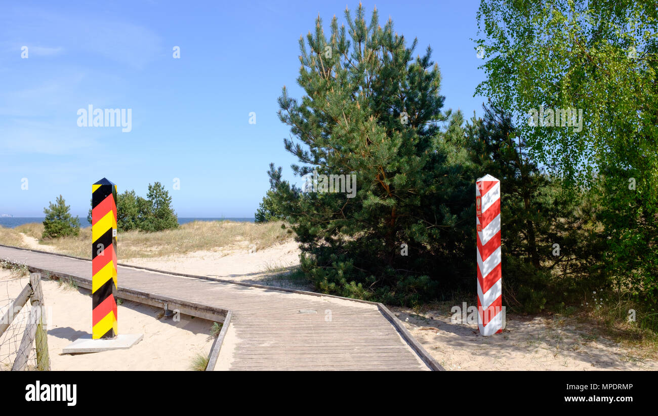 Border posts hi-res stock photography and images - Alamy