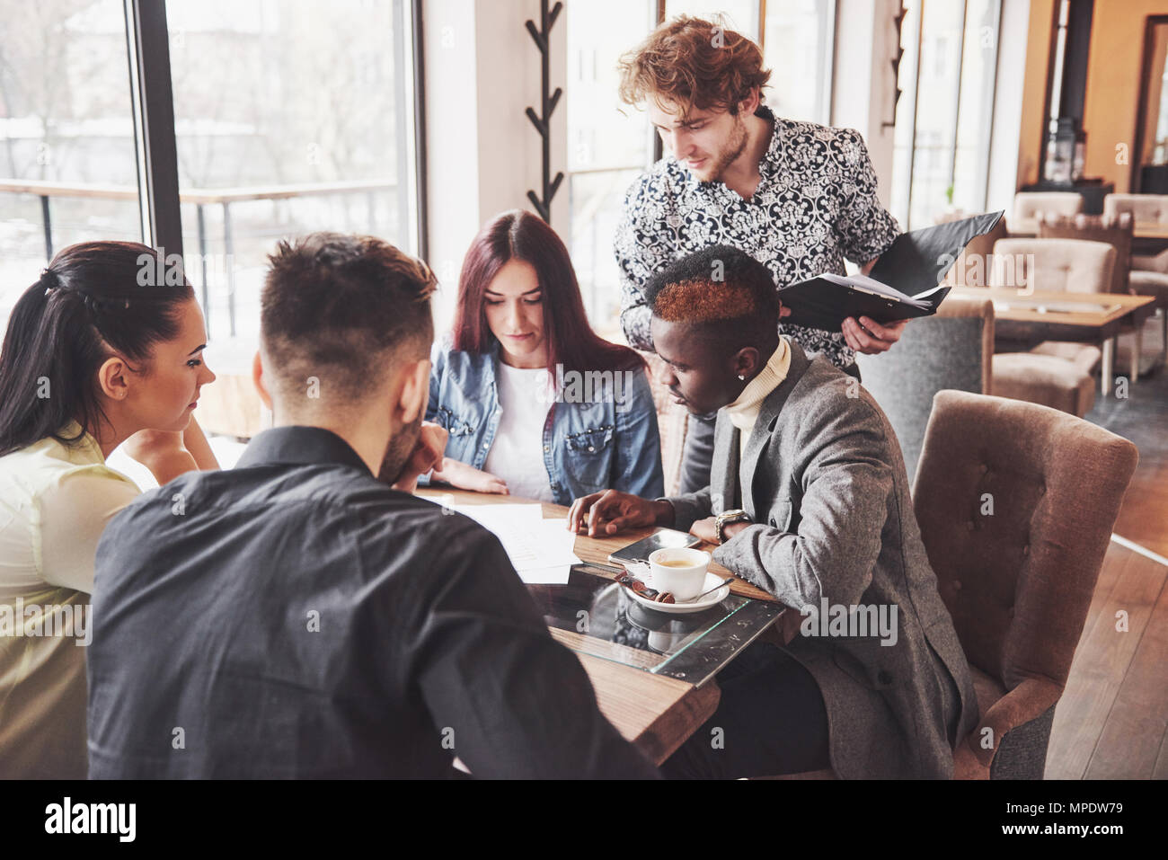 Group of casually dressed businesspeople discussing ideas. Creative ...
