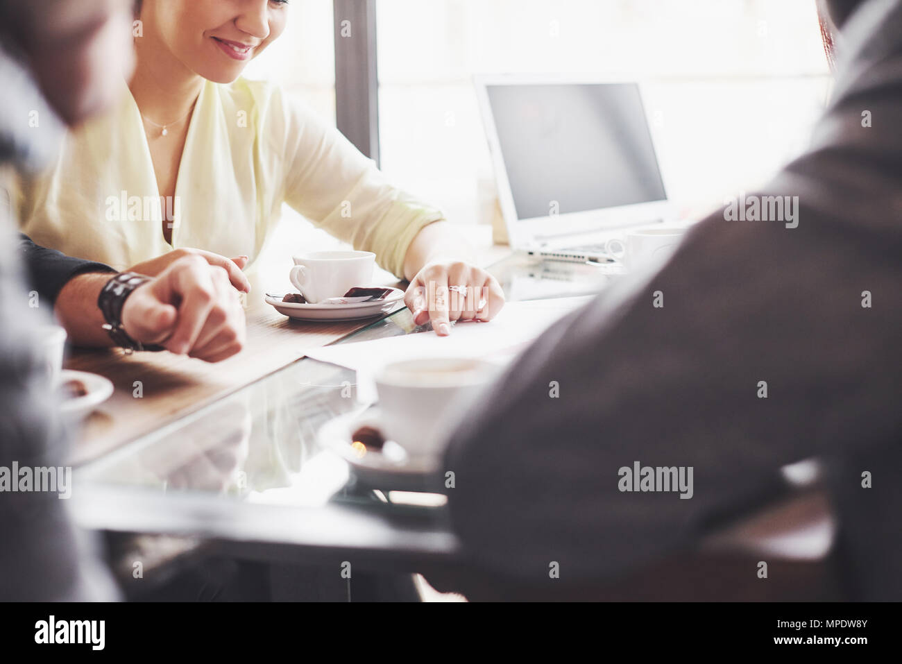 Group of casually dressed businesspeople discussing ideas. Creative ...