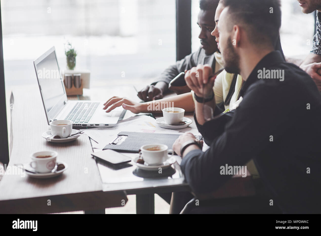 Team work around a table hi-res stock photography and images - Alamy