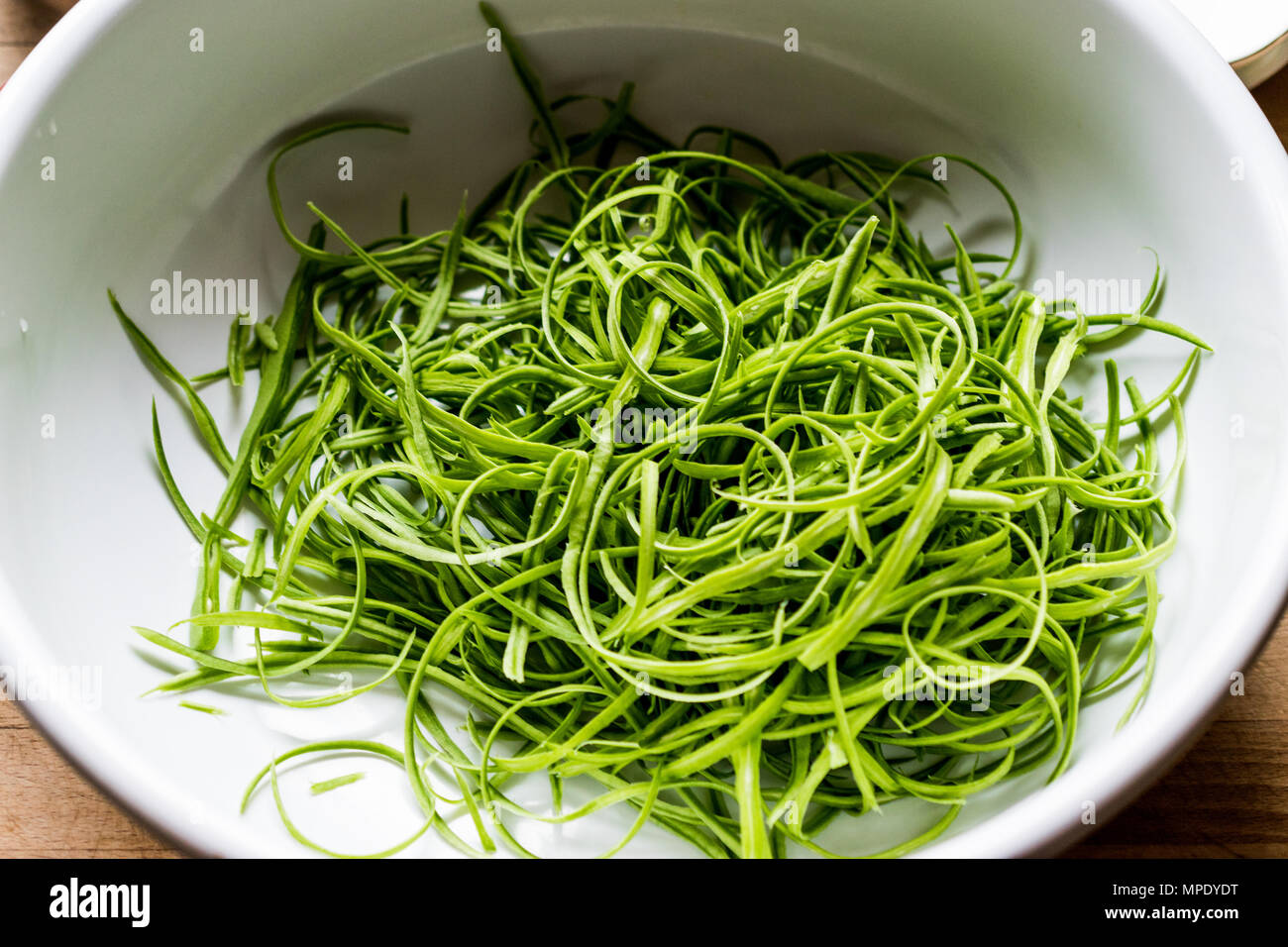Green peas in shell hi-res stock photography and images - Alamy