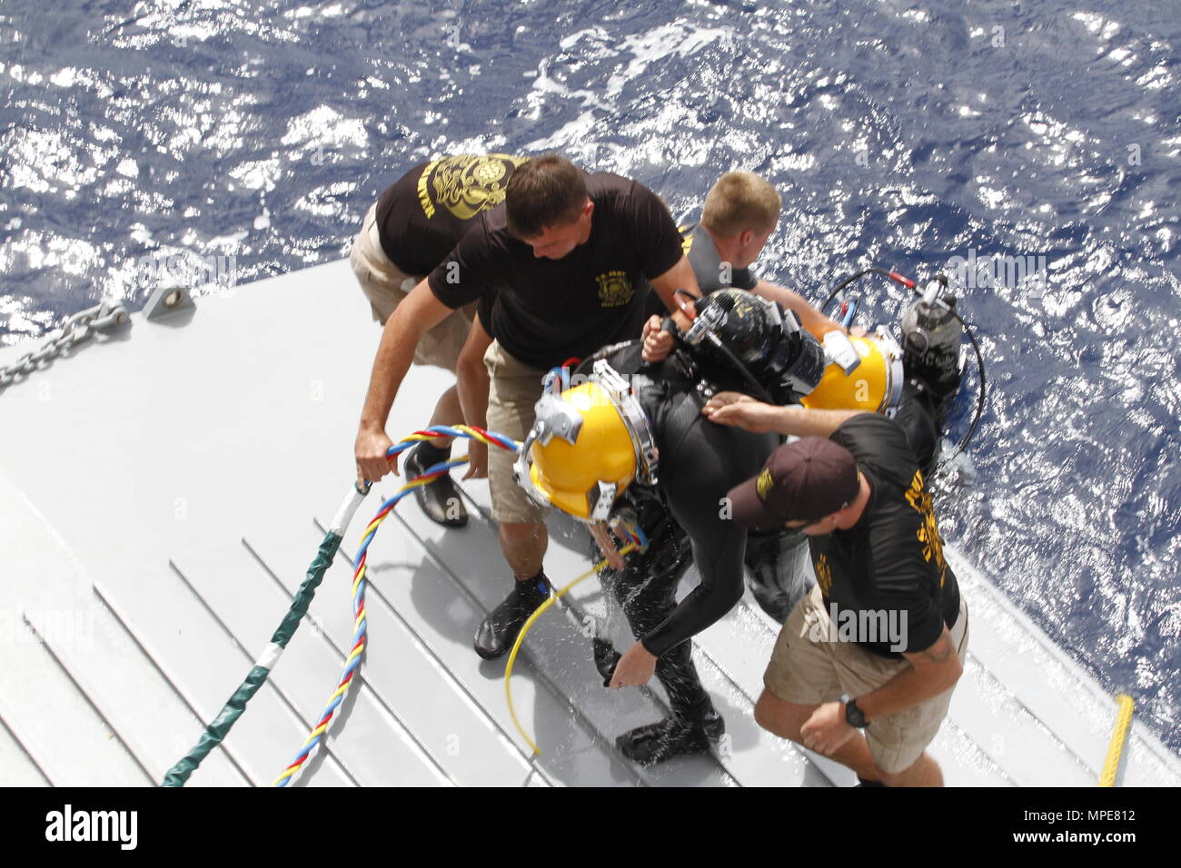 Divers with 7th Engineer Dive Detachment, 130th Engineer Brigade ...