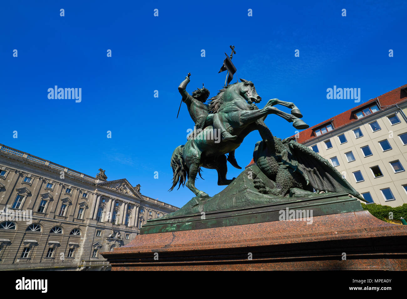 St georges dragon statue hi-res stock photography and images - Alamy