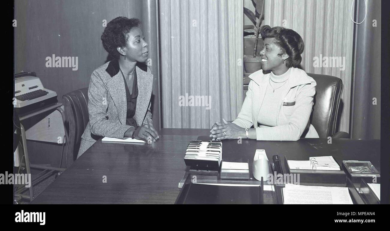 TWO WOMEN ARE HAVING A CONVERSATION AT THE TABLE Stock Photo - Alamy