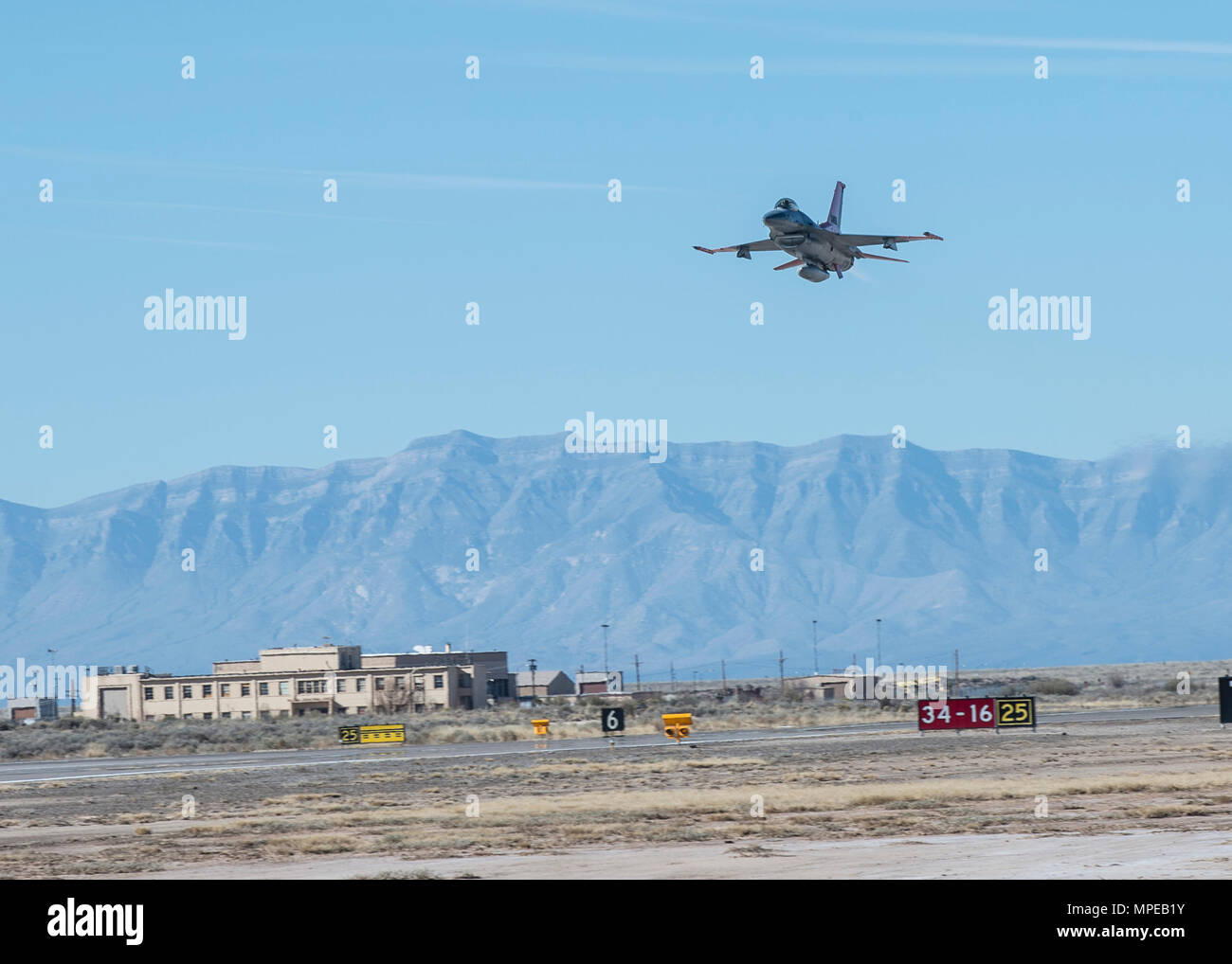 Qf 16 fighting falcon hi-res stock photography and images - Alamy
