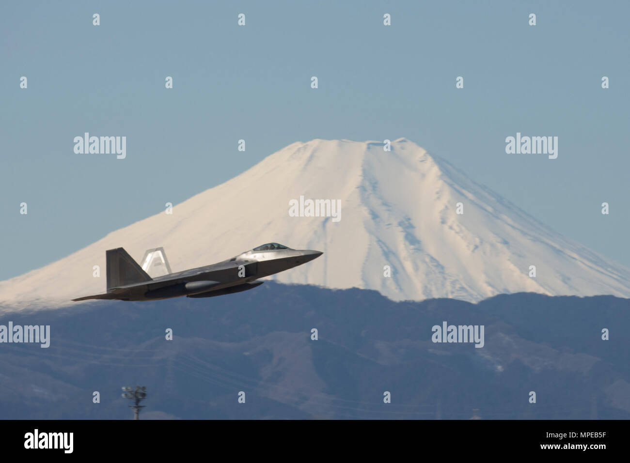 A U.S. Air Force F-22 Raptor, single-seat stealth fighter, powered by ...