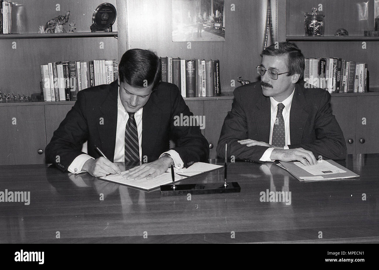 MEN SIGNING PAPERS Stock Photo - Alamy