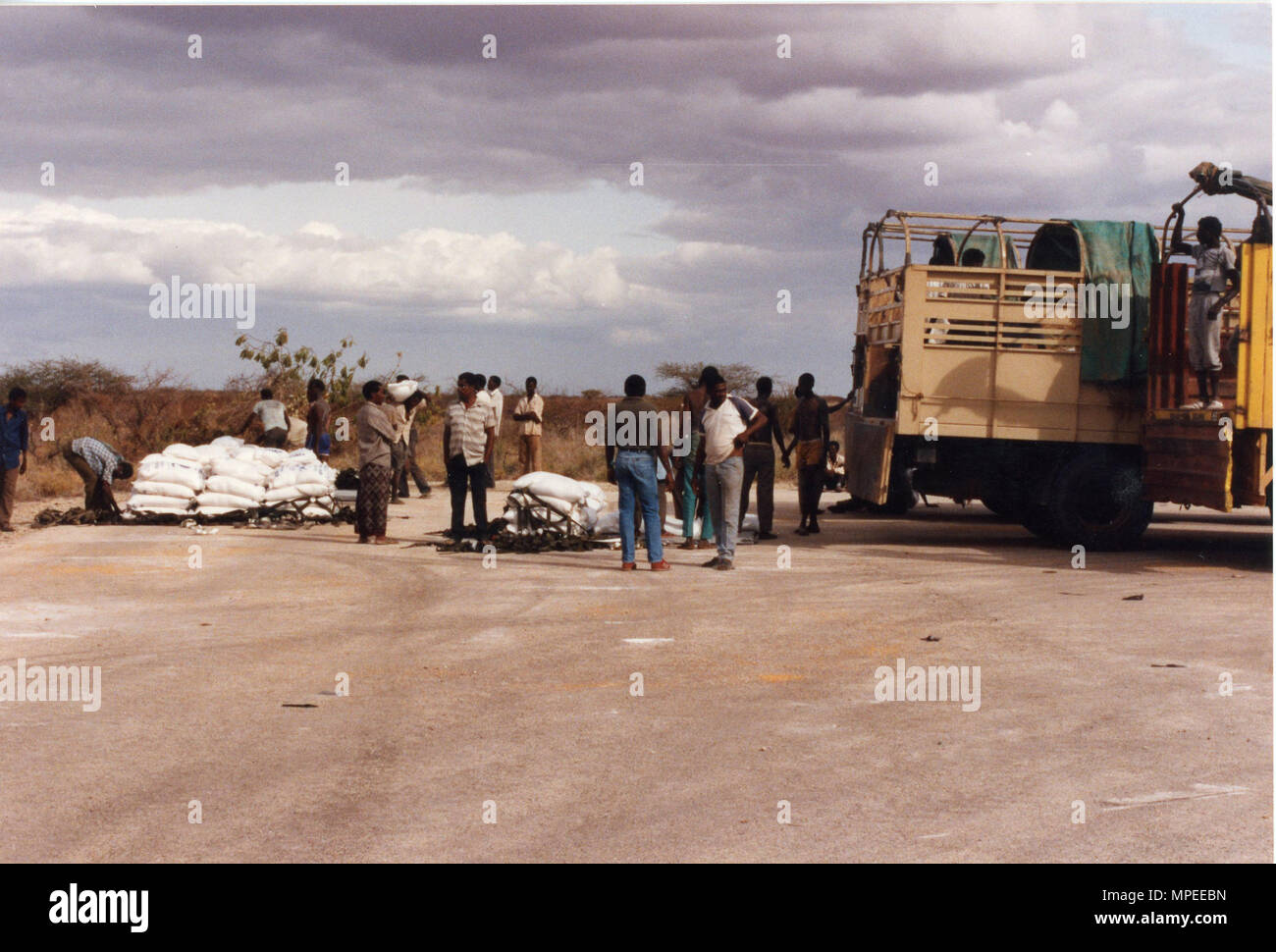 LOADING TRUCKS WITH THE PACKAGES UNLOADED FROM PLANES Stock Photo - Alamy