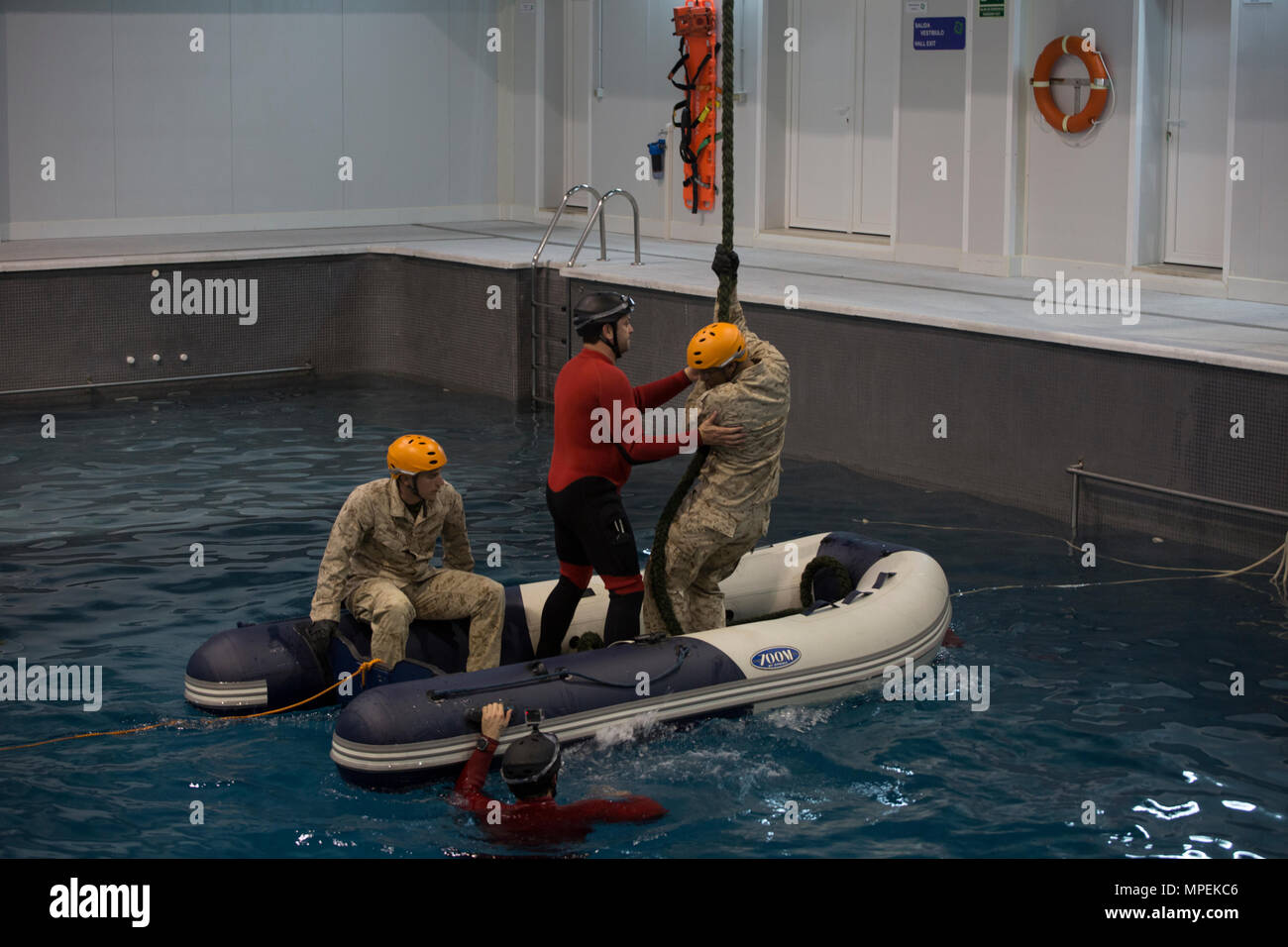 Helicopter rappel in water hi-res stock photography and images - Alamy